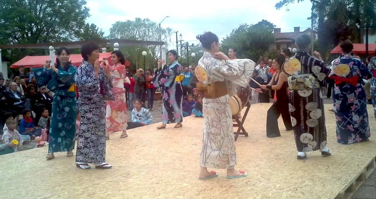 Descubre la magia de Bon Odori: Bailes tradicionales de Obon que te encantarán : TURISMOJAPON.COM